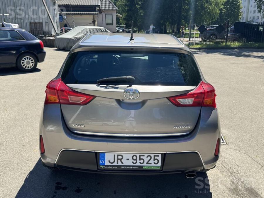 Brown Toyota Auris 2014 in Riga, with an engine capacity of 1.60 L and mileage of 180 thousand km for 7999 €, photo 5 on AUTOMOTO.COM.LV