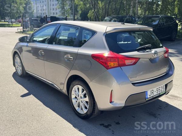 Brown Toyota Auris 2014 in Riga, with an engine capacity of 1.60 L and mileage of 180 thousand km for 7999 €, photo 5 on AUTOMOTO.COM.LV