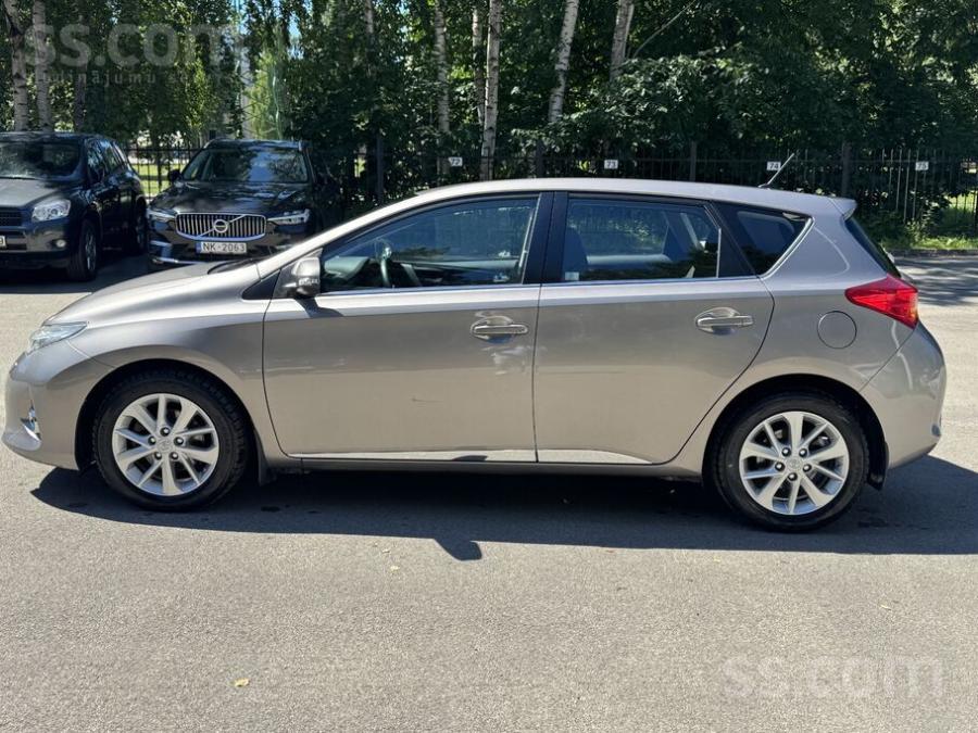 Brown Toyota Auris 2014 in Riga, with an engine capacity of 1.60 L and mileage of 180 thousand km for 7999 €, photo 7 on AUTOMOTO.COM.LV