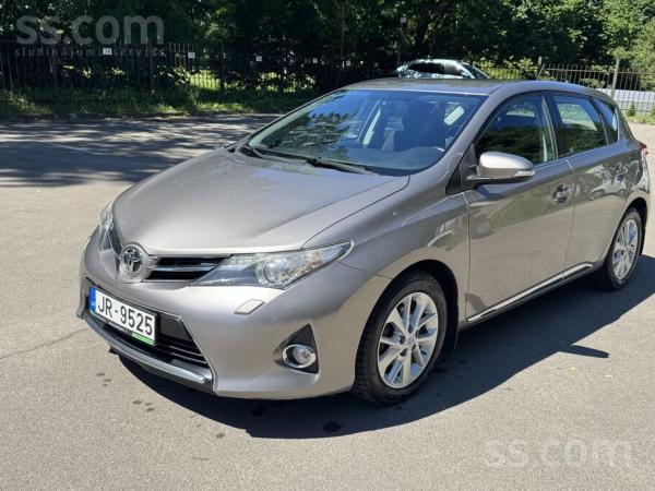 Brown Toyota Auris 2014 in Riga, with an engine capacity of 1.60 L and mileage of 180 thousand km for 7999 €, photo 7 on AUTOMOTO.COM.LV