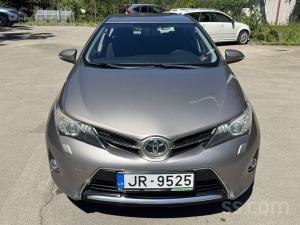 Brown Toyota Auris 2014 in Riga, with an engine capacity of 1.60 L and mileage of 180 thousand km for 7999 €, photo 9 on AUTOMOTO.COM.LV