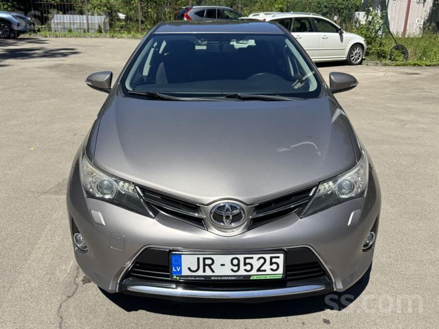 Brown Toyota Auris 2014 in Riga, with an engine capacity of 1.60 L and mileage of 180 thousand km for 7999 €, photo 9 on AUTOMOTO.COM.LV