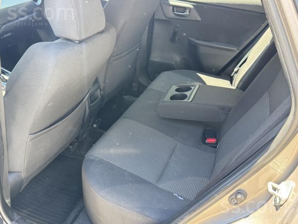 Brown Toyota Auris 2014 in Riga, with an engine capacity of 1.60 L and mileage of 180 thousand km for 7999 €, photo 9 on AUTOMOTO.COM.LV