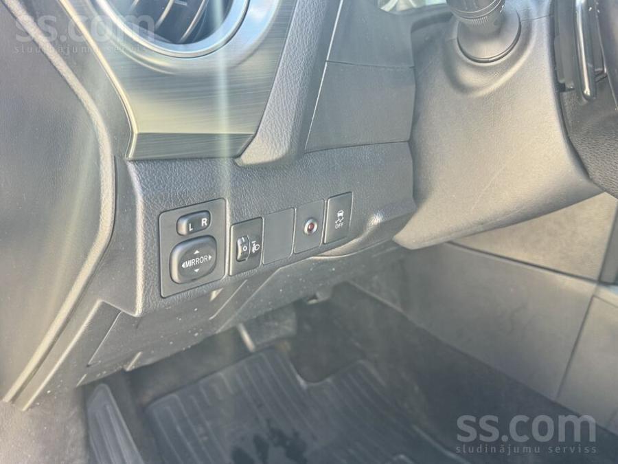 Brown Toyota Auris 2014 in Riga, with an engine capacity of 1.60 L and mileage of 180 thousand km for 7999 €, photo 14 on AUTOMOTO.COM.LV
