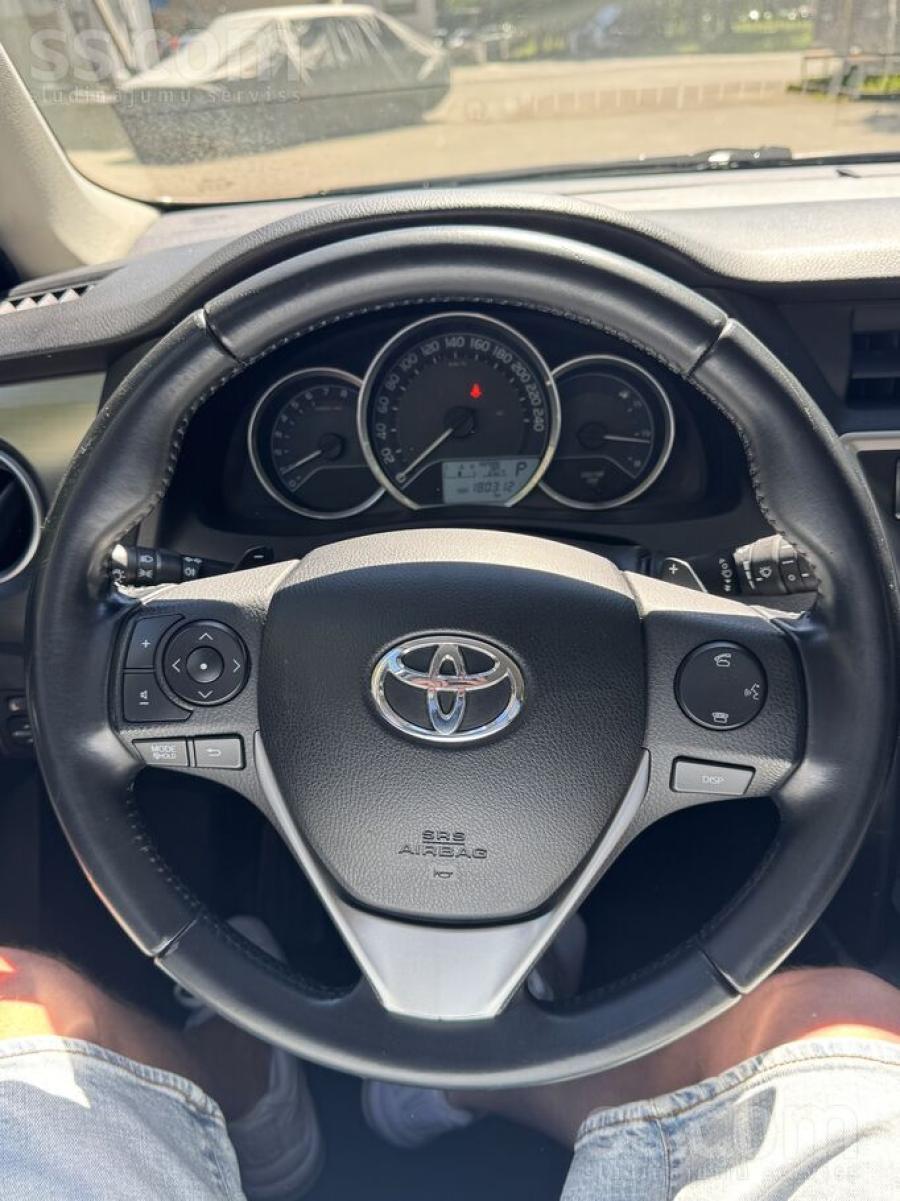 Brown Toyota Auris 2014 in Riga, with an engine capacity of 1.60 L and mileage of 180 thousand km for 7999 €, photo 15 on AUTOMOTO.COM.LV