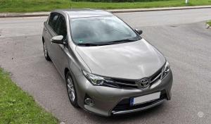 Brūns Toyota Auris 2014 Viļņa, ar dzinēja tilpumu 1.60 L un nobraukumu 121 tūkst. km par 8500 €, foto  vietnē AUTOMOTO.COM.LV