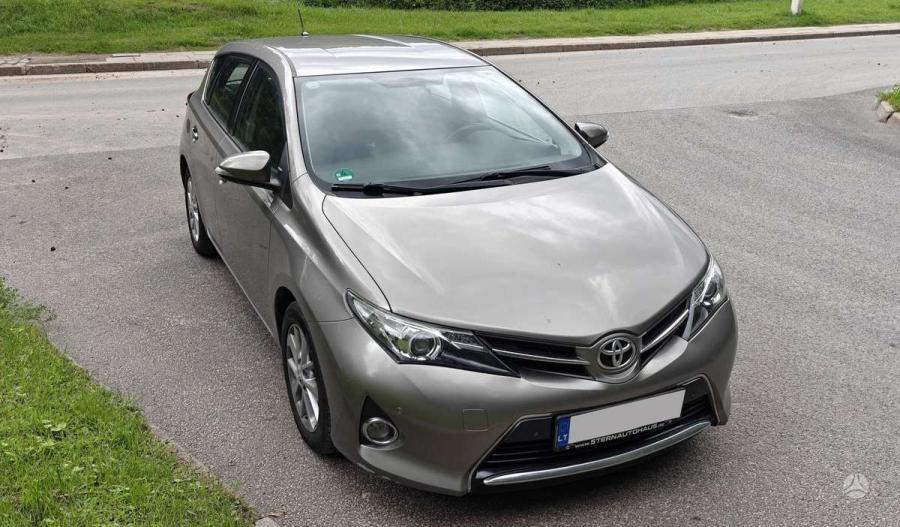 Brown Toyota Auris 2014 in Vilnius, with an engine capacity of 1.60 L and mileage of 121 thousand km for 8500 €, photo 1 on AUTOMOTO.COM.LV