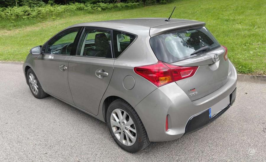 Brown Toyota Auris 2014 in Vilnius, with an engine capacity of 1.60 L and mileage of 121 thousand km for 8500 €, photo 4 on AUTOMOTO.COM.LV