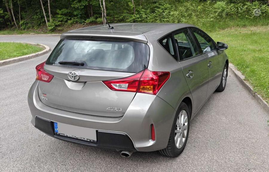 Brown Toyota Auris 2014 in Vilnius, with an engine capacity of 1.60 L and mileage of 121 thousand km for 8500 €, photo 5 on AUTOMOTO.COM.LV