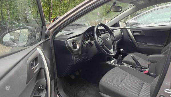 Brown Toyota Auris 2014 in Vilnius, with an engine capacity of 1.60 L and mileage of 121 thousand km for 8500 €, photo 8 on AUTOMOTO.COM.LV