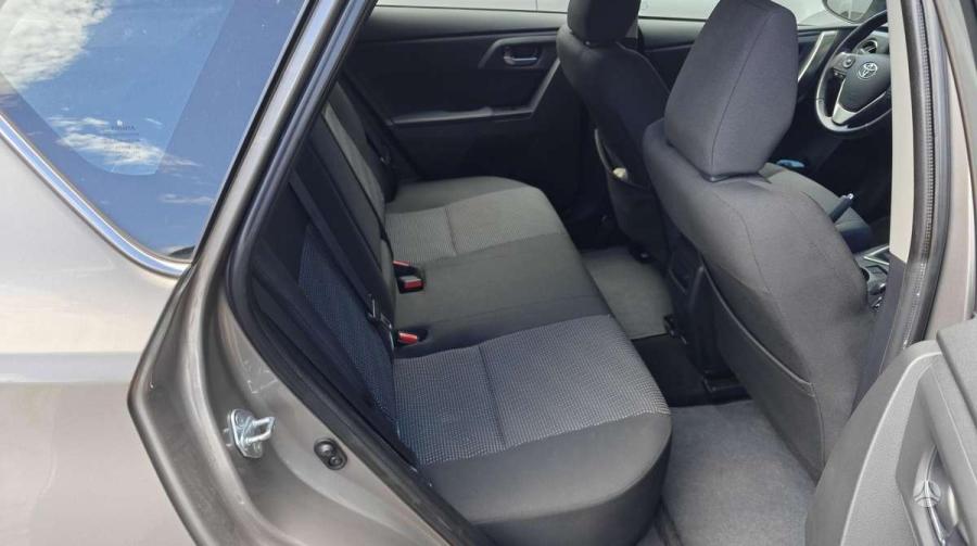 Brown Toyota Auris 2014 in Vilnius, with an engine capacity of 1.60 L and mileage of 121 thousand km for 8500 €, photo 10 on AUTOMOTO.COM.LV