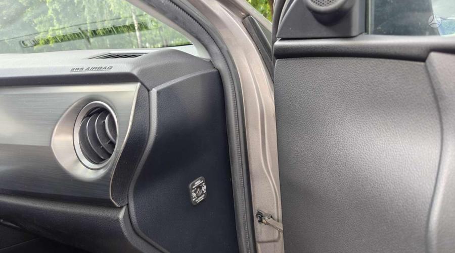 Brown Toyota Auris 2014 in Vilnius, with an engine capacity of 1.60 L and mileage of 121 thousand km for 8500 €, photo 13 on AUTOMOTO.COM.LV