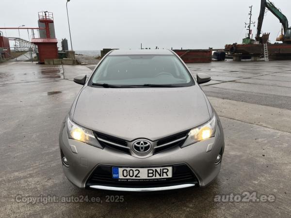 Brown Toyota Auris 2015 in Tallinn, with an engine capacity of 1.60 L and mileage of 129 thousand km for 9900 €, photo 1 on AUTOMOTO.COM.LV