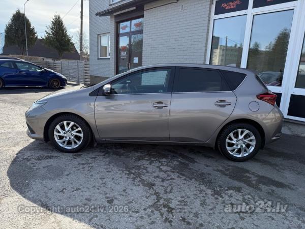 Brown Toyota Auris 2015 in Rapla, with an engine capacity of 1.60 L and mileage of 121 thousand km for 9590 €, photo 2 on AUTOMOTO.COM.LV