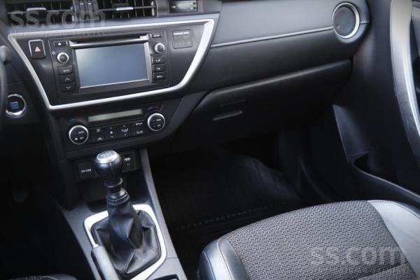 Brūns Toyota Auris 2015 Rīga, ar dzinēja tilpumu 1.60 L un nobraukumu 87 tūkst. km par 8495 €, foto 9 vietnē AUTOMOTO.COM.LV