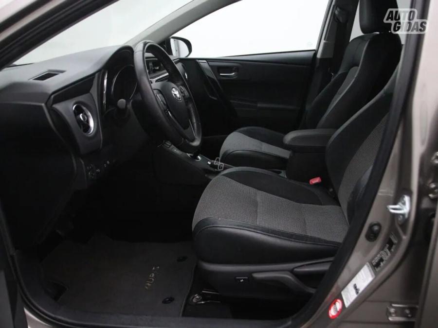 Brown Toyota Auris 2015 in Vilnius, with an engine capacity of 1.80 L and mileage of 149 thousand km for 12199 €, photo 5 on AUTOMOTO.COM.LV