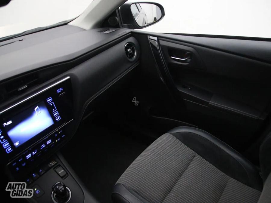 Brown Toyota Auris 2015 in Vilnius, with an engine capacity of 1.80 L and mileage of 149 thousand km for 12199 €, photo 22 on AUTOMOTO.COM.LV