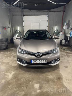 Brown Toyota Auris 2016 in Riga, with an engine capacity of 1.60 L and mileage of 154 thousand km for 8400 €, photo  on AUTOMOTO.COM.LV
