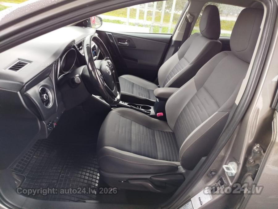 Brown Toyota Auris 2016 in Tallinn, with an engine capacity of 1.80 L and mileage of 211 thousand km for 9500 €, photo 13 on AUTOMOTO.COM.LV
