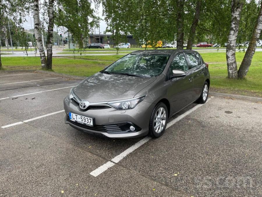Brown Toyota Auris 2016 in Riga, with an engine capacity of 1.60 L and mileage of 89 thousand km for 8590 €, photo 1 on AUTOMOTO.COM.LV