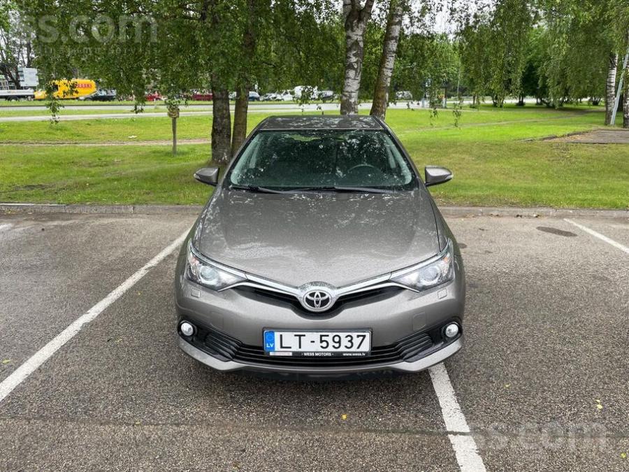 Brown Toyota Auris 2016 in Riga, with an engine capacity of 1.60 L and mileage of 89 thousand km for 8590 €, photo 4 on AUTOMOTO.COM.LV