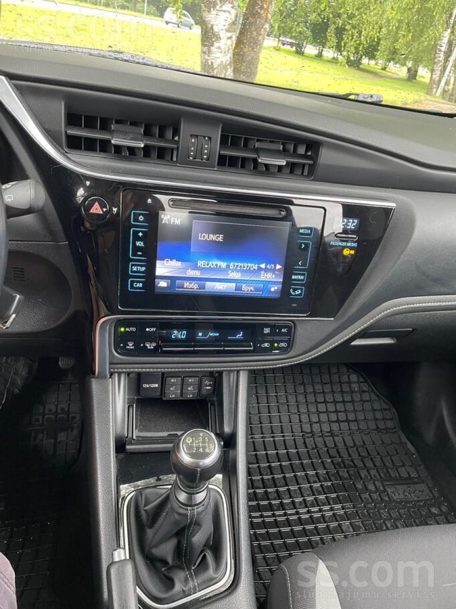 Brown Toyota Auris 2016 in Riga, with an engine capacity of 1.60 L and mileage of 89 thousand km for 8590 €, photo 7 on AUTOMOTO.COM.LV