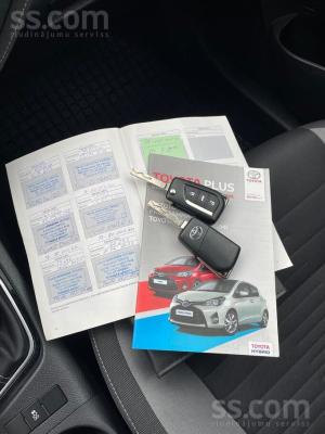 Brown Toyota Auris 2016 in Riga, with an engine capacity of 1.60 L and mileage of 89 thousand km for 8590 €, photo 9 on AUTOMOTO.COM.LV