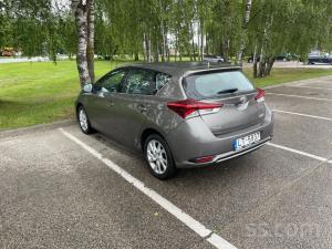 Brown Toyota Auris 2016 in Riga, with an engine capacity of 1.60 L and mileage of 89 thousand km for 8590 €, photo 10 on AUTOMOTO.COM.LV