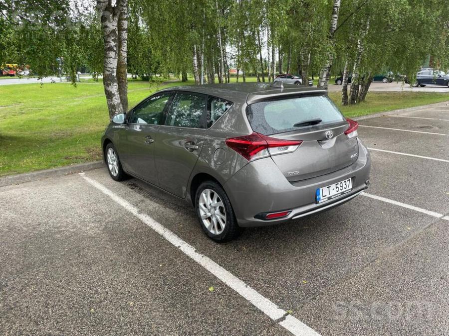 Brown Toyota Auris 2016 in Riga, with an engine capacity of 1.60 L and mileage of 89 thousand km for 8590 €, photo 10 on AUTOMOTO.COM.LV