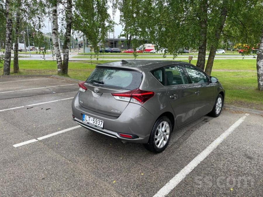 Brown Toyota Auris 2016 in Riga, with an engine capacity of 1.60 L and mileage of 89 thousand km for 8590 €, photo 11 on AUTOMOTO.COM.LV