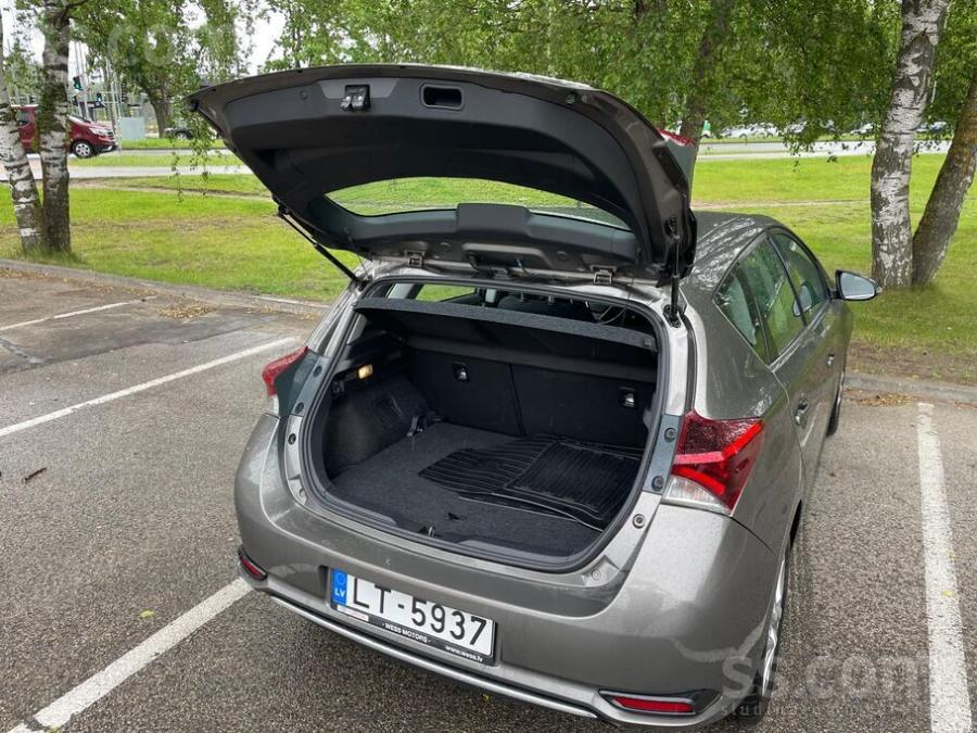 Brown Toyota Auris 2016 in Riga, with an engine capacity of 1.60 L and mileage of 89 thousand km for 8590 €, photo 12 on AUTOMOTO.COM.LV