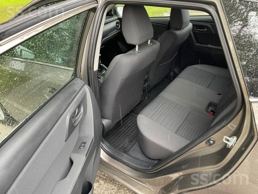 Brown Toyota Auris 2016 in Riga, with an engine capacity of 1.60 L and mileage of 89 thousand km for 8590 €, photo 15 on AUTOMOTO.COM.LV