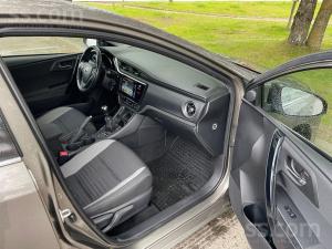 Brown Toyota Auris 2016 in Riga, with an engine capacity of 1.60 L and mileage of 89 thousand km for 8590 €, photo 16 on AUTOMOTO.COM.LV
