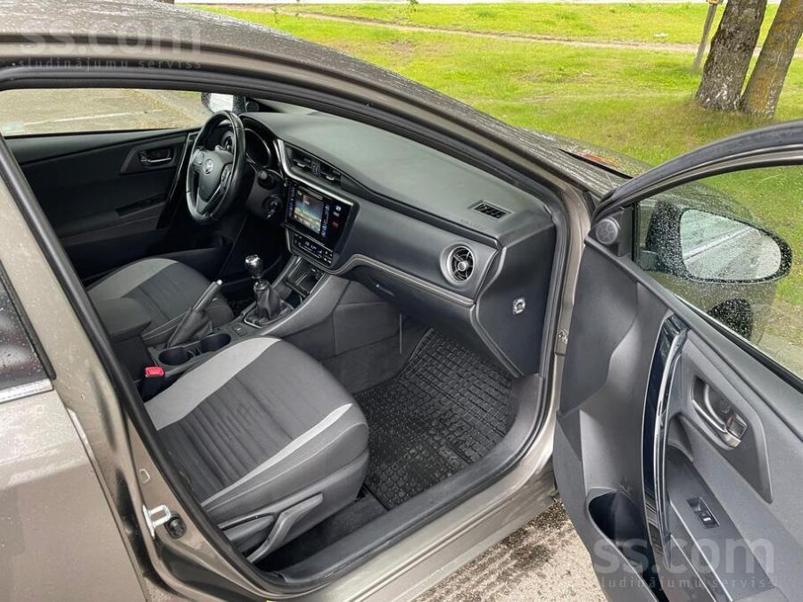 Brown Toyota Auris 2016 in Riga, with an engine capacity of 1.60 L and mileage of 89 thousand km for 8590 €, photo 16 on AUTOMOTO.COM.LV