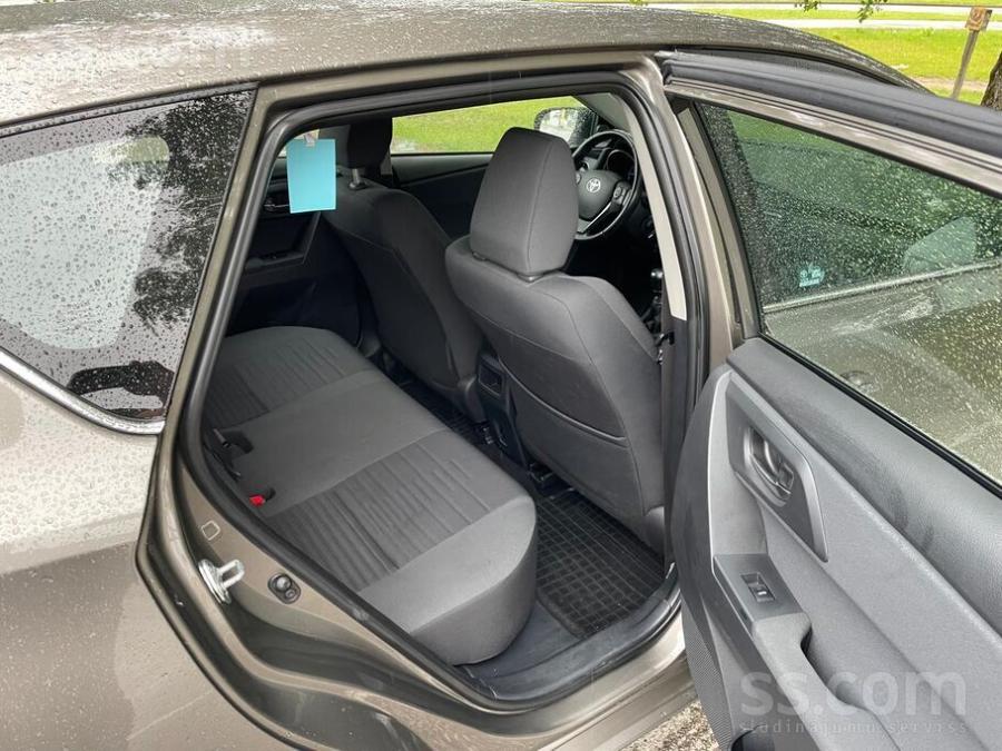 Brown Toyota Auris 2016 in Riga, with an engine capacity of 1.60 L and mileage of 89 thousand km for 8590 €, photo 17 on AUTOMOTO.COM.LV
