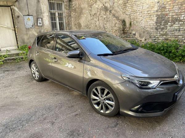 Brown Toyota Auris 2016 in Vilnius, with an engine capacity of 1.80 L and mileage of 62 thousand km for 14999 €, photo 1 on AUTOMOTO.COM.LV