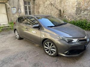 Brūns Toyota Auris 2016 Viļņa, ar dzinēja tilpumu 1.80 L un nobraukumu 62 tūkst. km par 14999 €, foto  vietnē AUTOMOTO.COM.LV