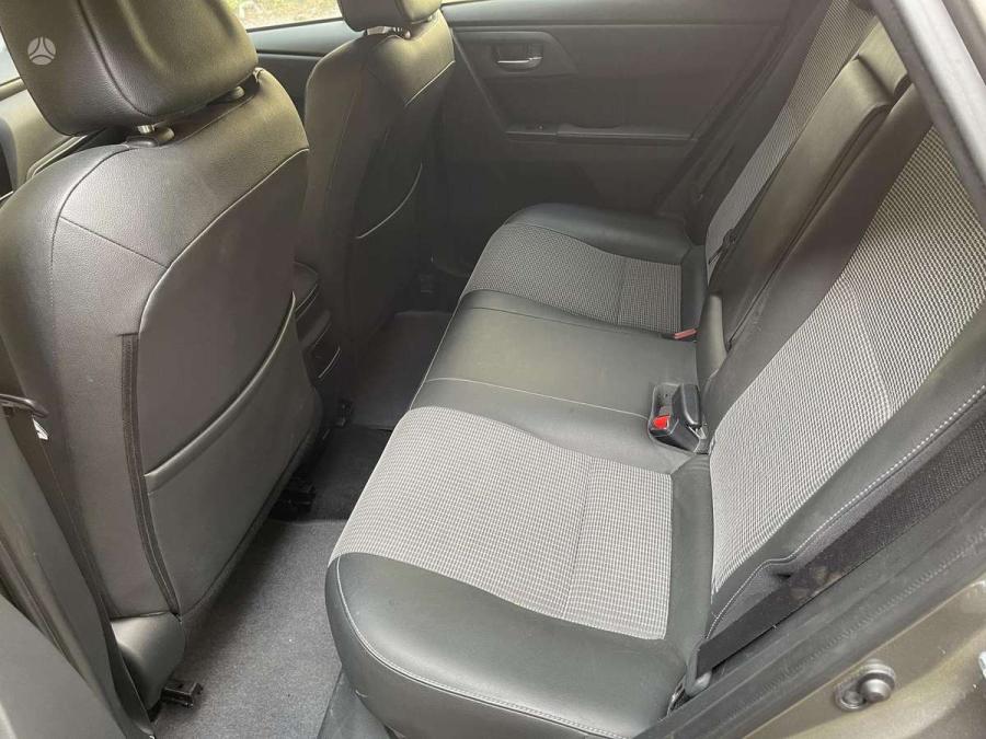 Brown Toyota Auris 2016 in Vilnius, with an engine capacity of 1.80 L and mileage of 62 thousand km for 14999 €, photo 11 on AUTOMOTO.COM.LV