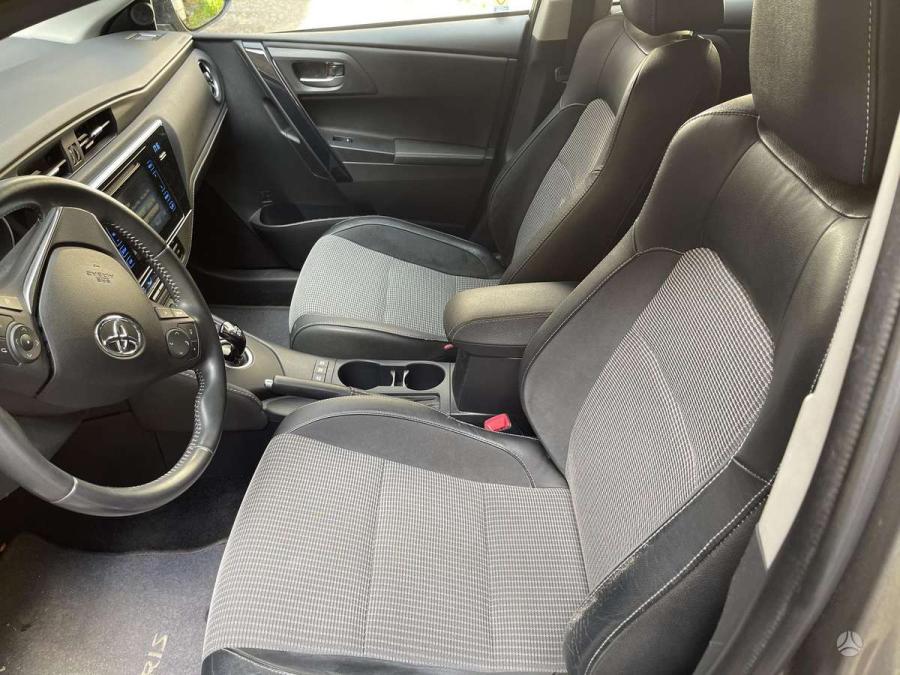 Brown Toyota Auris 2016 in Vilnius, with an engine capacity of 1.80 L and mileage of 62 thousand km for 14999 €, photo 12 on AUTOMOTO.COM.LV