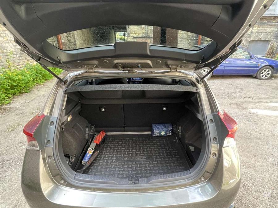 Brown Toyota Auris 2016 in Vilnius, with an engine capacity of 1.80 L and mileage of 62 thousand km for 14999 €, photo 15 on AUTOMOTO.COM.LV