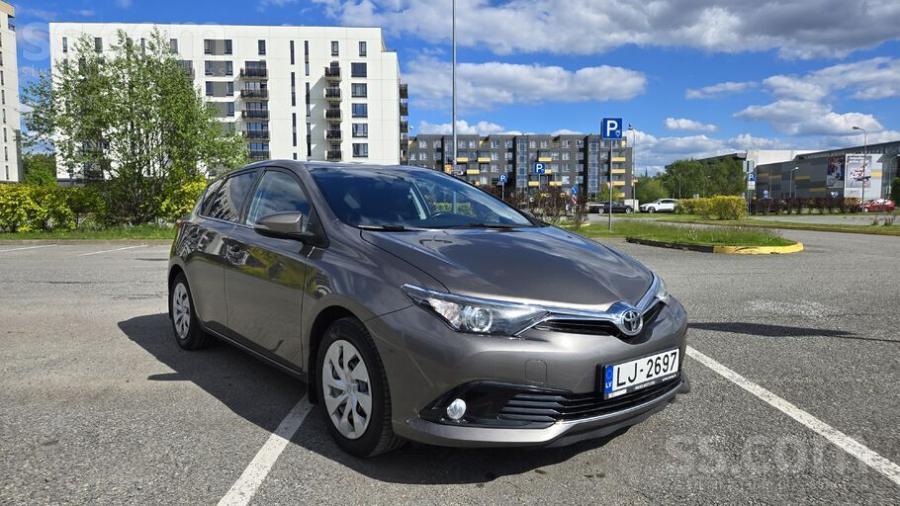 Brown Toyota Auris 2018 in Riga, with an engine capacity of 1.60 L and mileage of 130 thousand km for 10400 €, photo 1 on AUTOMOTO.COM.LV