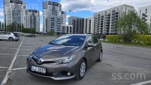 Brown Toyota Auris 2018 in Riga, with an engine capacity of 1.60 L and mileage of 130 thousand km for 10400 €, photo 2 on AUTOMOTO.COM.LV