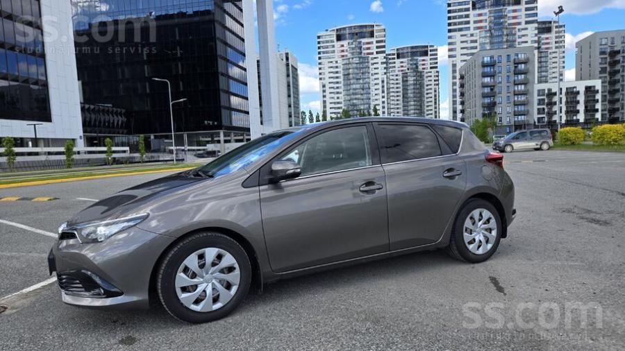 Brown Toyota Auris 2018 in Riga, with an engine capacity of 1.60 L and mileage of 130 thousand km for 10400 €, photo 4 on AUTOMOTO.COM.LV