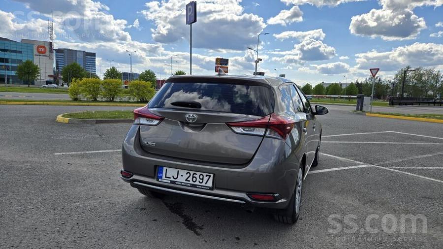 Brown Toyota Auris 2018 in Riga, with an engine capacity of 1.60 L and mileage of 130 thousand km for 10400 €, photo 5 on AUTOMOTO.COM.LV