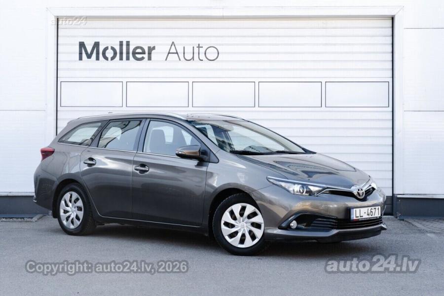 Brown Toyota Auris 2018 in Riga, with an engine capacity of 1.60 L and mileage of 156 thousand km for 8800 €, photo 3 on AUTOMOTO.COM.LV