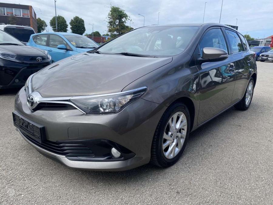 Brown Toyota Auris 2018 in Klaipeda, with an engine capacity of 1.36 L and mileage of 205 thousand km for 8500 €, photo 1 on AUTOMOTO.COM.LV