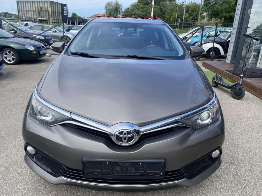 Brown Toyota Auris 2018 in Klaipeda, with an engine capacity of 1.36 L and mileage of 205 thousand km for 8500 €, photo 3 on AUTOMOTO.COM.LV