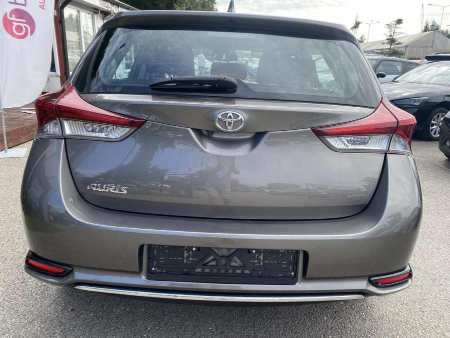 Brown Toyota Auris 2018 in Klaipeda, with an engine capacity of 1.36 L and mileage of 205 thousand km for 8500 €, photo 6 on AUTOMOTO.COM.LV