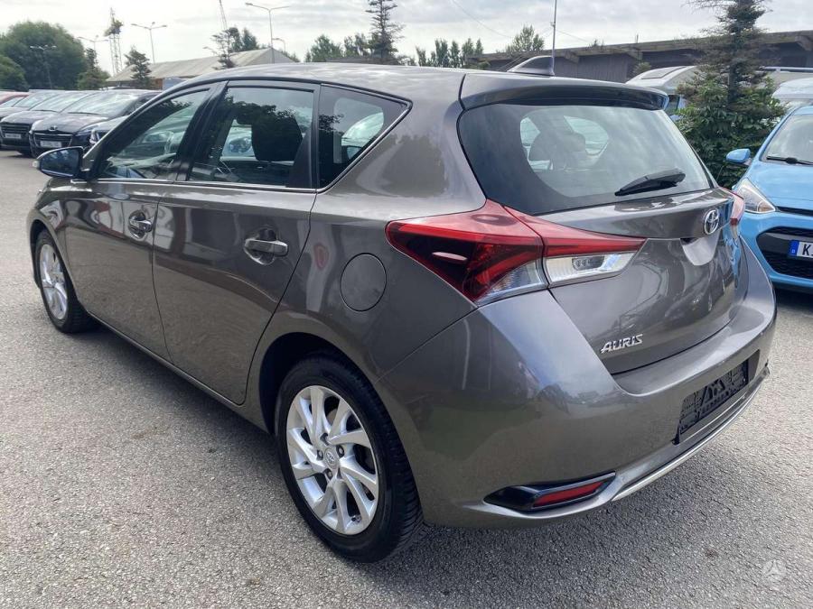 Brown Toyota Auris 2018 in Klaipeda, with an engine capacity of 1.36 L and mileage of 205 thousand km for 8500 €, photo 7 on AUTOMOTO.COM.LV