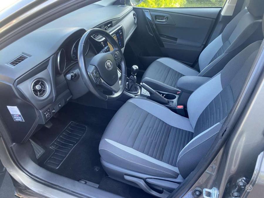 Brown Toyota Auris 2018 in Klaipeda, with an engine capacity of 1.36 L and mileage of 205 thousand km for 8500 €, photo 9 on AUTOMOTO.COM.LV